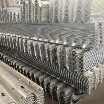 Cina W Beam Guardrail corrugato Galvanizzato Q235B Q345 Acciaio M180 GB High Speed Guardrail in vendita