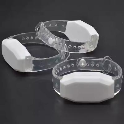 中国 カスタムロゴワイヤレスグローブレスレット リモコンLEDブレスレット 音楽サウンド対応 プロモーション用リストバンド 販売のため