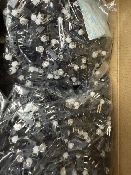 Quality Omron D2F-FL2 1A Basic Micro Switch Low Operating Force 0.74 N Hinge Roller for sale