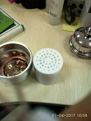 China De hoge Hoofd het Waterfilter van de Outputdouche voor zeer vermindert Chloorniveaus Te koop