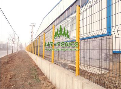China Welded Wire Panel Fence With Peach Post for sale