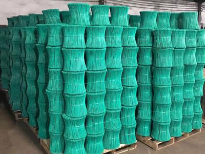 Cina Legami di filo galvanizzato verde a doppio anello nero ricoperto di 3 pollici - 40 pollici di lunghezza in vendita