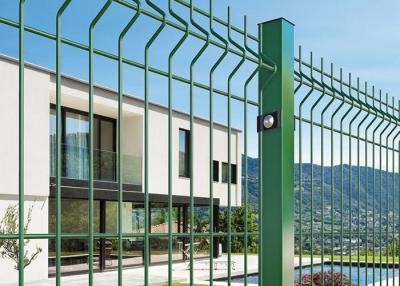 China Galvanizado a quente 50×200mm Cercas de segurança 3D 4mm Diâmetro de fio com poste quadrado à venda