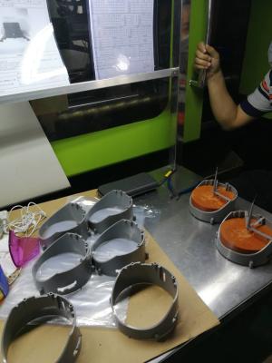 Cina L'iniezione di plastica del distributore automatico parte Singel/multi materiale della ruota POM del dente di verde della cavità in vendita