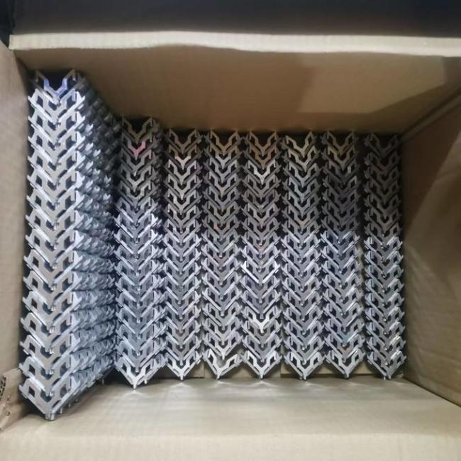 Packaging example of aluminum window corner connectors in carton box