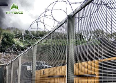 Cina Renda incombustibile il recinto del nastro metallico di recinzione di sicurezza del reticolato di saldatura/sicurezza per la prigione in vendita