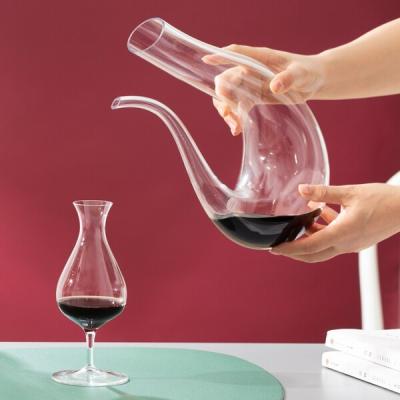 Cina Mano a forma di U di Crystal Wine Decanter 35oz del cigno 1000ML soffiata senza piombo in vendita