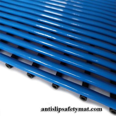 China Comfortable Barefoot Anti Slip PVC Floor Mat Wet Area Matting Tubular Design for sale