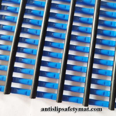 China Comfortable Barefoot Anti Slip PVC Floor Mat Wet Area Matting Tubular Design for sale