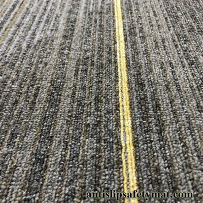 Cina Il tappeto quadrato di nylon modulare commerciale piastrella il rivestimento per pavimenti resistente in vendita