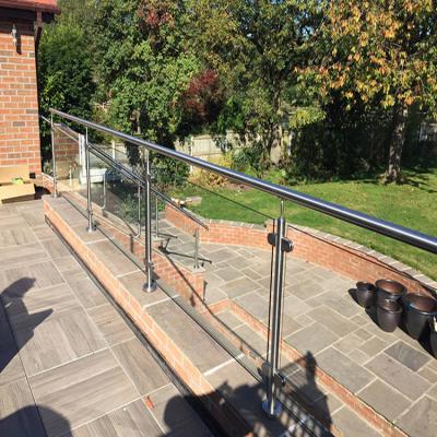 China 304 grade Stainless steel handrail with glass panels design for sale