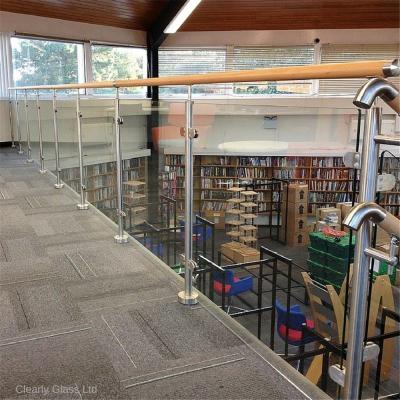 China Wind proof stainless steel roof balustrade with glass panels design for sale