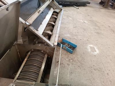中国 牛排の固体液体分離用の斜面型脱水機 販売のため