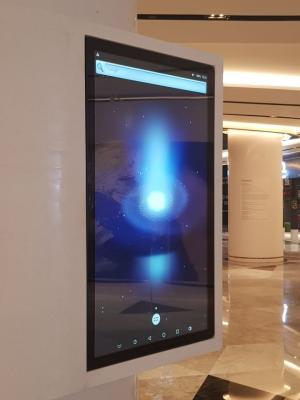 中国 75インチの壁に取り付けられたデジタル表記の広告プレーヤーの人間の特徴をもつウィンドウズの容量性タッチ画面 販売のため
