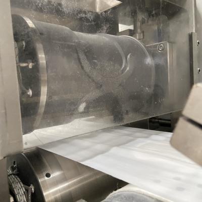 China Máquina automática de fabricação de guardanapos sanitários com mesa larga à venda
