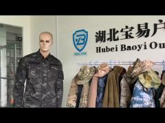 abbigliamento in uniforme militare