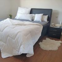China Polyester Filling Solid Microfiber Comforter Breathable Lightweight Summer Duvet Quilts for sale