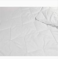 China Polyester Filling Solid Microfiber Comforter Breathable Lightweight Summer Duvet Quilts for sale