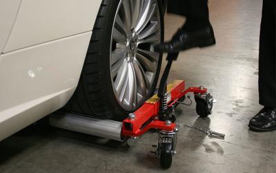 Cina Carrelli automatici a 13 pollici commoventi idraulici della ruota dell'automobile 1500LBS in vendita