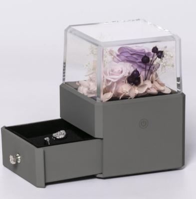Cina Contenitore di gioielli del fiore della resina Ring Box With Flower Inside 115X115X110mm in vendita