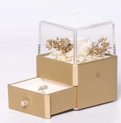 Cina Contenitore di gioielli del fiore della resina Ring Box With Flower Inside 115X115X110mm in vendita