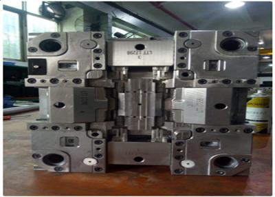 Cina Tipo di plastica automobilistico nero 2344 materiale del portone della banana dello stampaggio ad iniezione della muffa in vendita