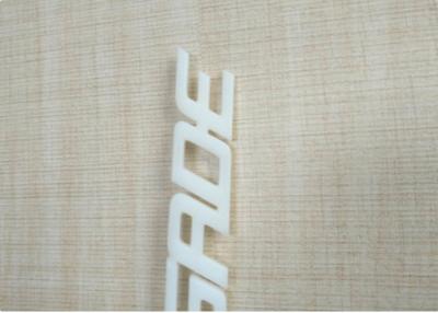 Cina Il logos su ordinazione di plastica automobilistico dell'avorio/bianco dello stampaggio ad iniezione del veicolo sub il tipo del portone in vendita