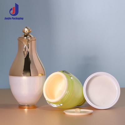 Cina 50g Vaso di cosmetici Oro vuoto Contenitori di crema per il viso Cosmetici con tappo di plastica in vendita