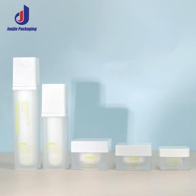 China 120ml Acrylic Bottles Empty Plastic Essence Water Bottle With Plastic Cap Accepts Logo Printing for sale