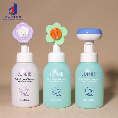 中国 高品質 400ml PE プラスチック ハンドウォッシュ ボトル 可愛い花の形液体石けん 顔清浄泡瓶 販売のため