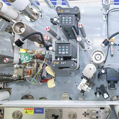 중국 완전 자동 아기 기저귀 만드는 기계 전문적인 디자인으로 지능형 시스템 판매용