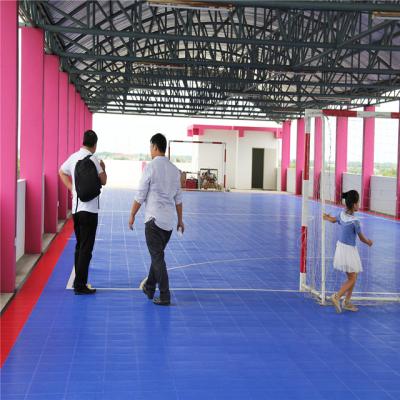 China Outdoor PP plastic interlocking flooring tiles is suitable for  basketball and tennis sport court for sale