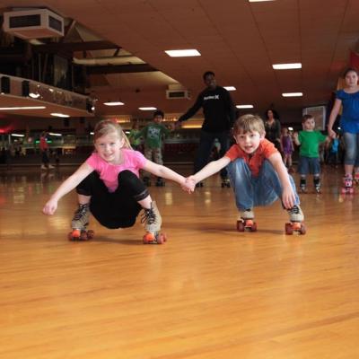 China Wood Grain Indoor PP Tiles Wood Look Color Basketball Court Tiles Plastic Roller Skating Rink Floor for sale