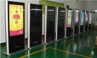 Cina Visualizzatore digitale diritto dell'esposizione/affissione a cristalli liquidi del contrassegno di Digital del touch screen del pavimento in vendita