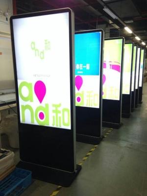 China Voorzien van een netwerk 65 van het Ipadontwerp HD“ LCD die Digitale Signage Vertoning, Hoge Helderheid adverteren Te koop