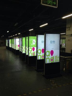 China Voorzien van een netwerk 65 van het Ipadontwerp HD“ LCD die Digitale Signage Vertoning, Hoge Helderheid adverteren Te koop