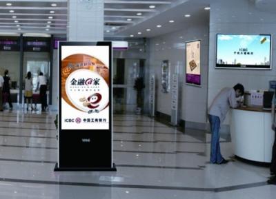 China Voorzien van een netwerk 65 van het Ipadontwerp HD“ LCD die Digitale Signage Vertoning, Hoge Helderheid adverteren Te koop