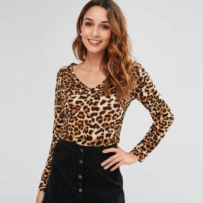 Cina Donne strette della maglietta del T del leopardo del collo a V di Autumn Long Sleeve And in vendita