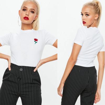Cina Donne bianche dell'abbigliamento della maglietta di Rose Embroidered Crop in vendita