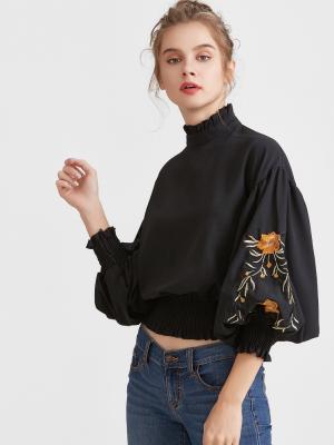 Cina 2017 bluse ricamate nere alla moda per le donne in vendita
