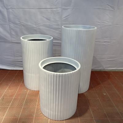Cina Vaso di fiori in fibra di vetro da giardino Piantatore di resina in colore bianco nero in vendita