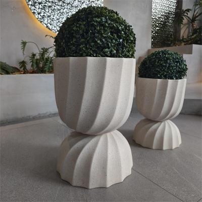 China Plantação redonda de fibra de argila em estilo moderno com superfície texturizada e material resistente ao clima à venda