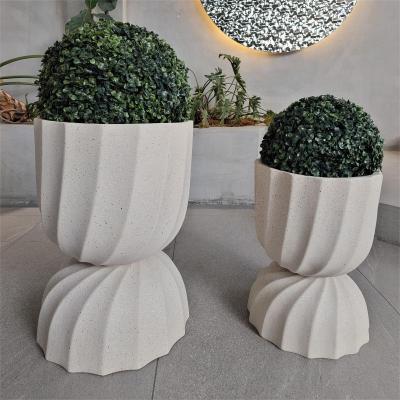 China Plantação redonda de fibra de argila em estilo moderno com superfície texturizada e material resistente ao clima à venda