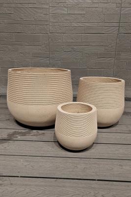 China Mantenga florecientes sus plantas con un plantador de arcilla reforzada resistente a las heladas de 5 a 6 años de vida al aire libre en venta