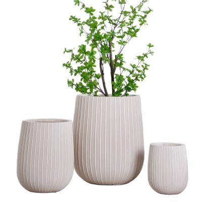 中国 ニュートラルベージュの丸い繊維粘土プランター、垂直ラインパターン、軽量で耐久性があり、メンテナンスが容易な植木鉢、ホリデーヴィラ、ホテル、ショッピングモール、オフィス装飾、庭の造園プロジェクト 販売のため