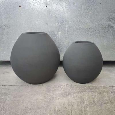 Cina piantatore di argilla in forma di urna in fibra di colore grigio opaco, di peso leggero, resistente e a bassa manutenzione, vaso da fiori vacanza, villa, ufficio, decorazione, giardino, progetto di paesaggio in vendita