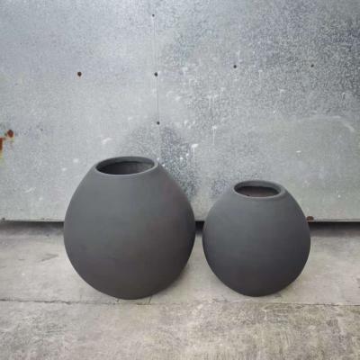 Cina piantatore di argilla in forma di urna in fibra di colore grigio opaco, di peso leggero, resistente e a bassa manutenzione, vaso da fiori vacanza, villa, ufficio, decorazione, giardino, progetto di paesaggio in vendita