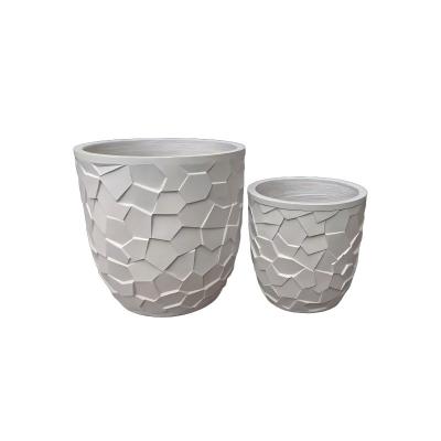 Cina piantatore di argilla di fibra rotonda bianca con disegno irregolare poligonale simile a un mosaico, leggero, resistente e a bassa manutenzione, vaso da fiori vacanza, villa, decorazione di uffici, giardino, progetto di paesaggio in vendita