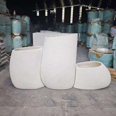 중국 곡선, 흐르는 윤곽을 가진 초 큰 흰색 불규칙 원형 섬유 점토 플랜터 가벼운 내구성 낮은 유지 보수 꽃 냄비 휴가 빌라 사무실 장식 정원 조경 프로젝트 판매용