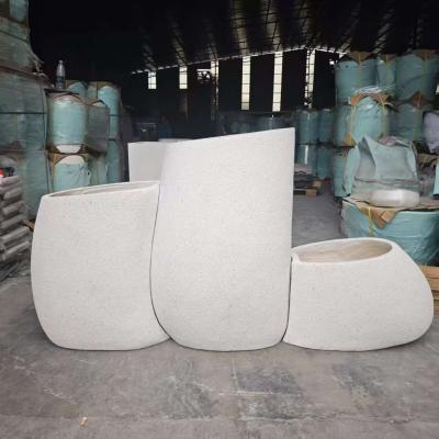 중국 곡선, 흐르는 윤곽을 가진 초 큰 흰색 불규칙 원형 섬유 점토 플랜터 가벼운 내구성 낮은 유지 보수 꽃 냄비 휴가 빌라 사무실 장식 정원 조경 프로젝트 판매용